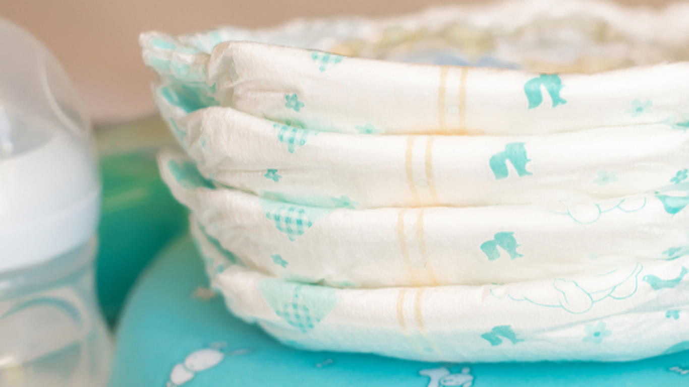 Des parents découvrent une larve dans des couches Pampers neuves ...