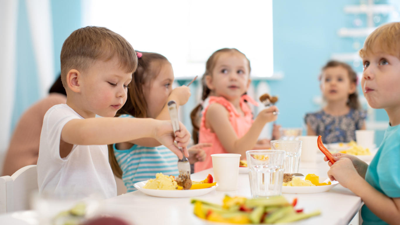 Les enfants mangent deux fois trop de protéines animales selon ...