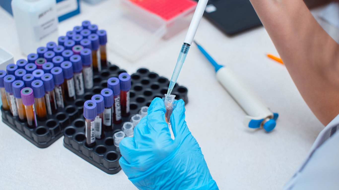 Cancer du sang : un nouveau traitement réduit le risque de progression ...