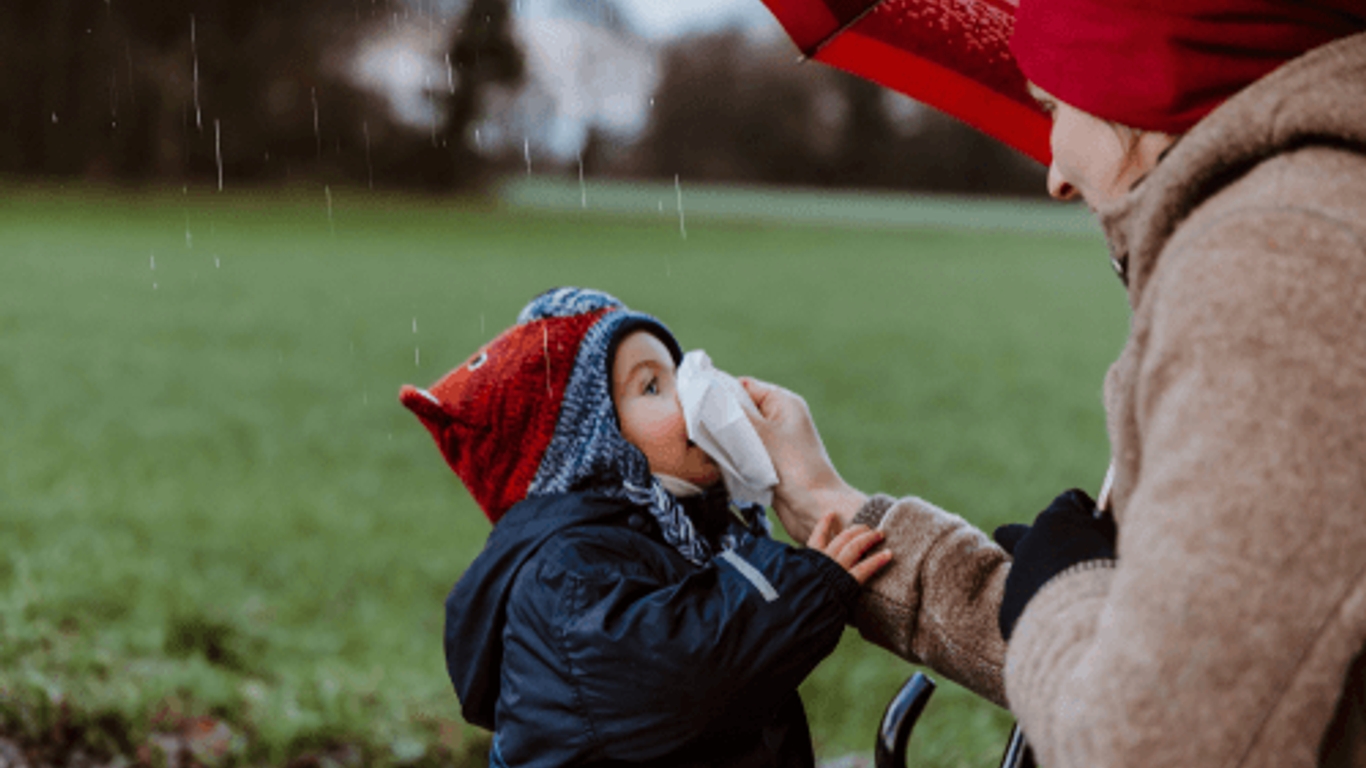 Voici pourquoi les enfants sont plus souvent malades en hiver - AlloDocteurs