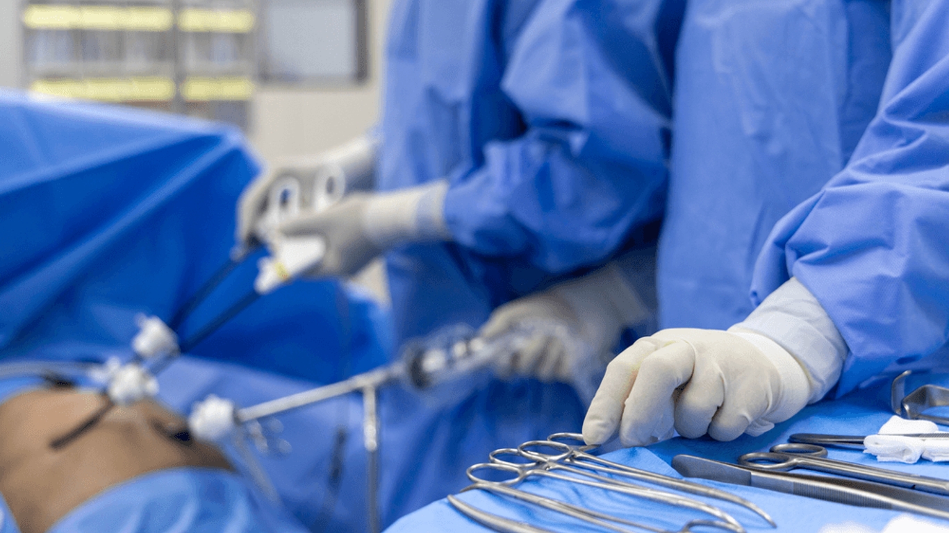 Il éternue et tousse en même temps, son intestin sort de son abdomen ...