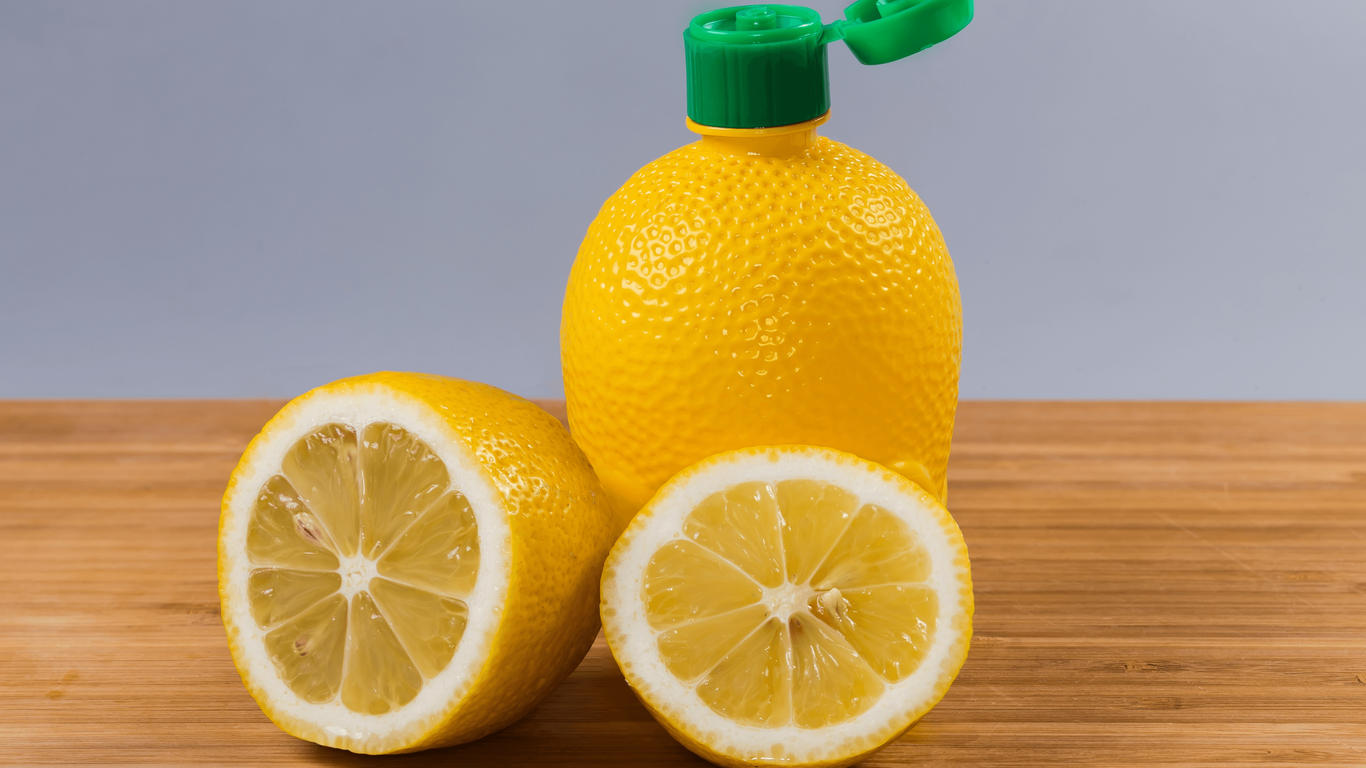 Le jus de citron en bouteille apporte-t-il autant de bienfaits que le ...